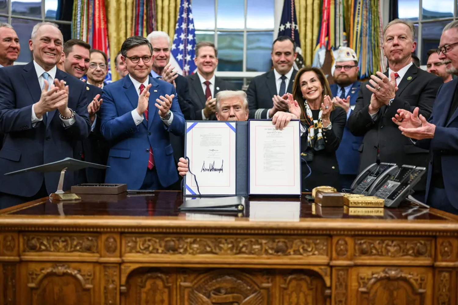 Lawmakers approve bipartisan bill to end 43-day government shutdown ...